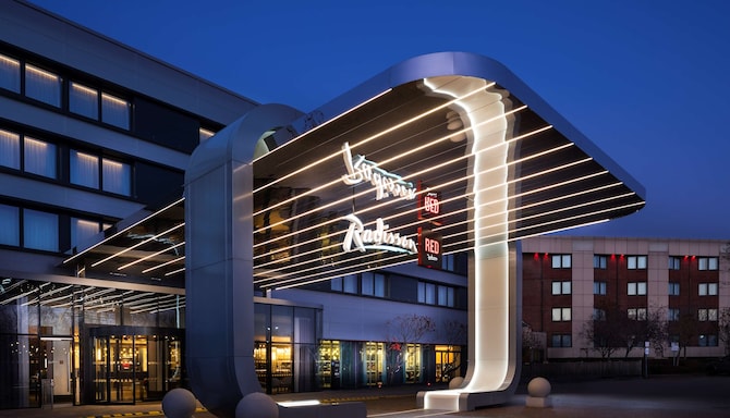Book Now at Our Heathrow Airport Hotel | Radisson RED