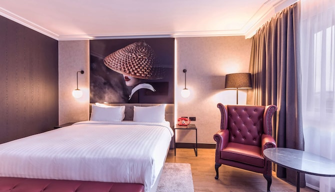 Reserve Our Convenient Heathrow Hotel Rooms Today | Radisson RED