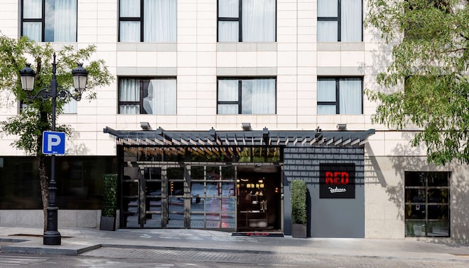 Stay in Madrid: Hotel rooms in city center | Radisson RED Madrid