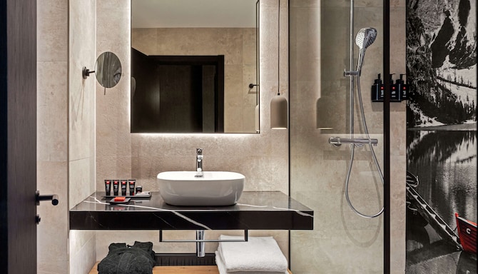 Stay in Madrid: Hotel rooms in city center | Radisson RED Madrid