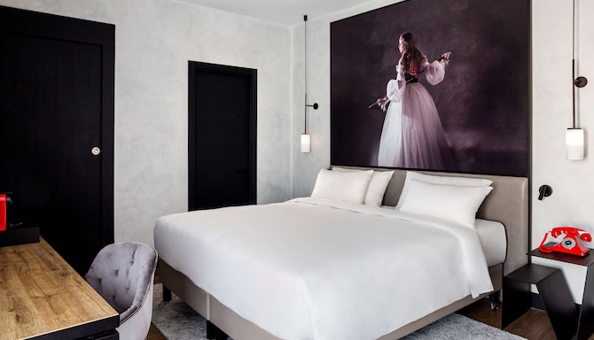 Stay in Madrid: Hotel rooms in city center | Radisson RED Madrid