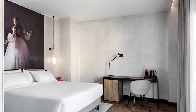 Comfortable rooms in Madrid city center | Radisson RED Madrid