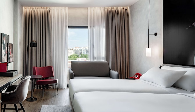 Comfortable rooms in Madrid city center | Radisson RED Madrid