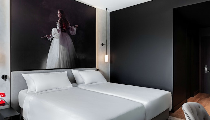 Stay in Madrid: Hotel rooms in city center | Radisson RED Madrid