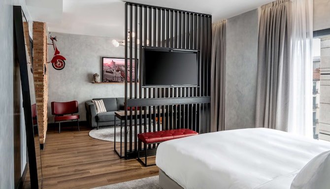 Comfortable rooms in Madrid city center | Radisson RED Madrid