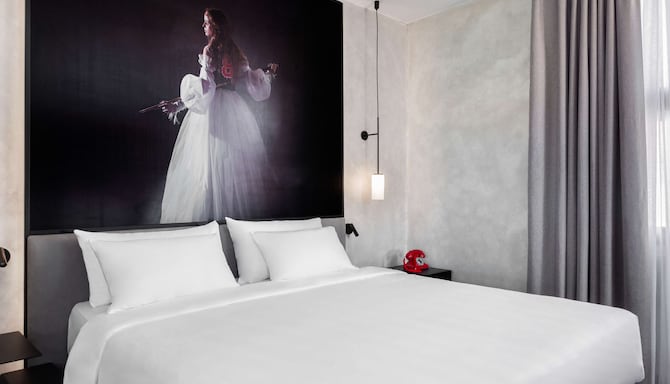 Stay in Madrid: Hotel rooms in city center | Radisson RED Madrid