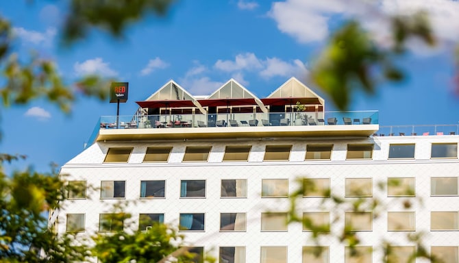 Stay at the Radisson RED Vienna near Schottenring | Radisson Hotels