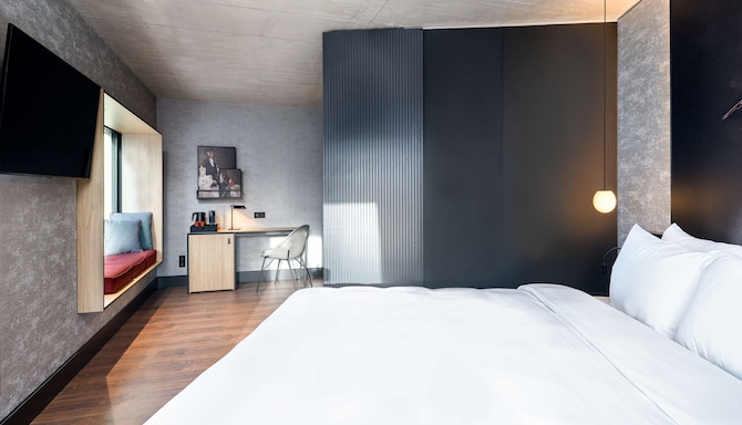 Stay at the Radisson RED Vienna near Schottenring | Radisson Hotels
