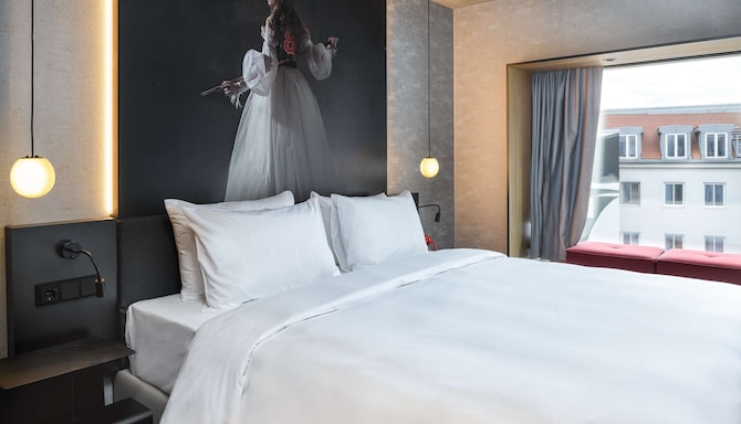 Übernachten Sie im Radisson RED Vienna in der Nähe des Schottenrings | Radisson Hotels