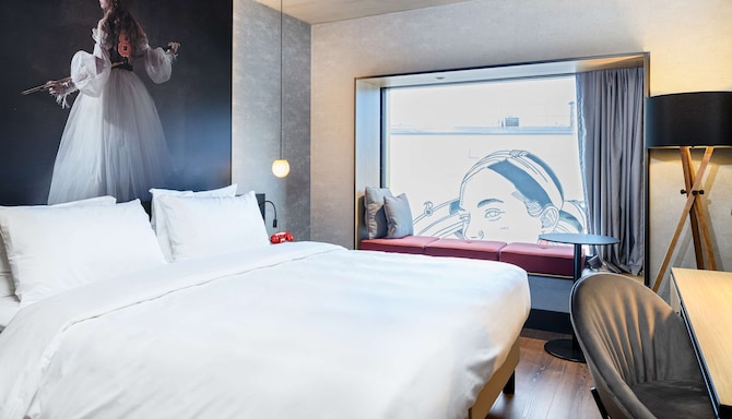 Stay at the Radisson RED Vienna near Schottenring | Radisson Hotels