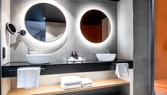 Stay at the Radisson RED Vienna near Schottenring | Radisson Hotels