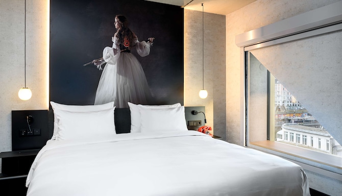 Stay at the Radisson RED Vienna near Schottenring | Radisson Hotels