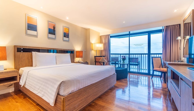 Stylish and comfortable rooms with ocean views | Radisson Hotels