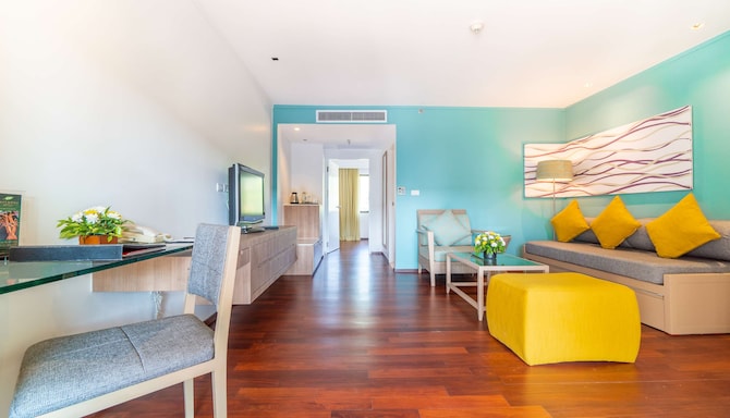 Modern suites in luscious Phuket | Radisson Resort & Suites Phuket