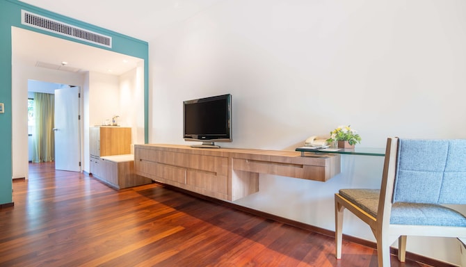 Modern suites in luscious Phuket | Radisson Resort & Suites Phuket