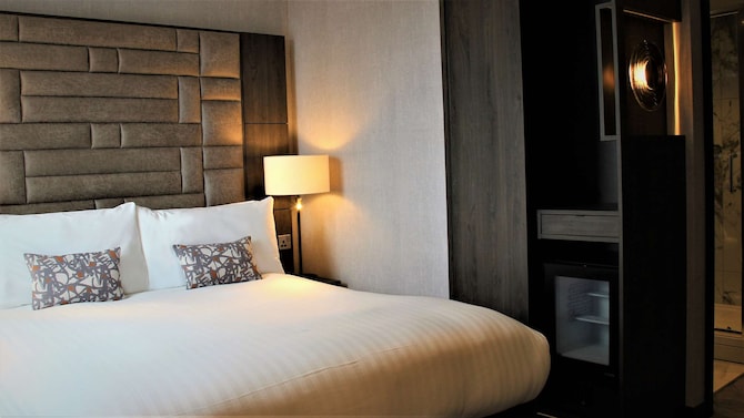 Stay in our bright rooms in Inverness City Center | Radisson Hotels
