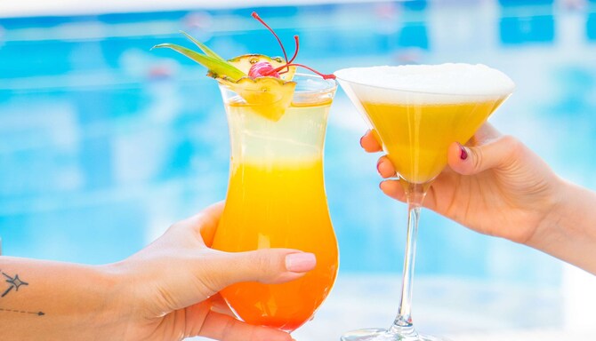 SOL Lounge | Radisson Hotels में स्वादिष्ट व्यंजनों और पूलसाइड नज़ारों ...