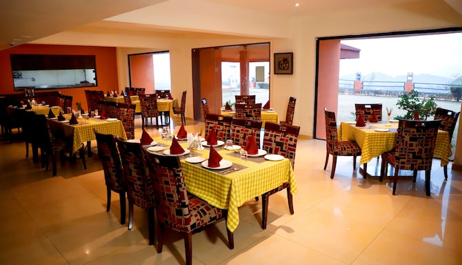 Restaurant & Bar in Katra | Radisson Hotels